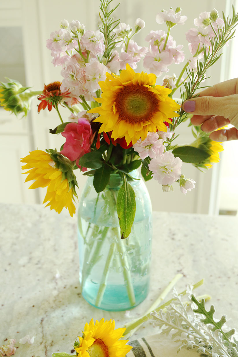 5 Minute DIY Flower Arrangement - Darling Darleen | A Lifestyle Design Blog