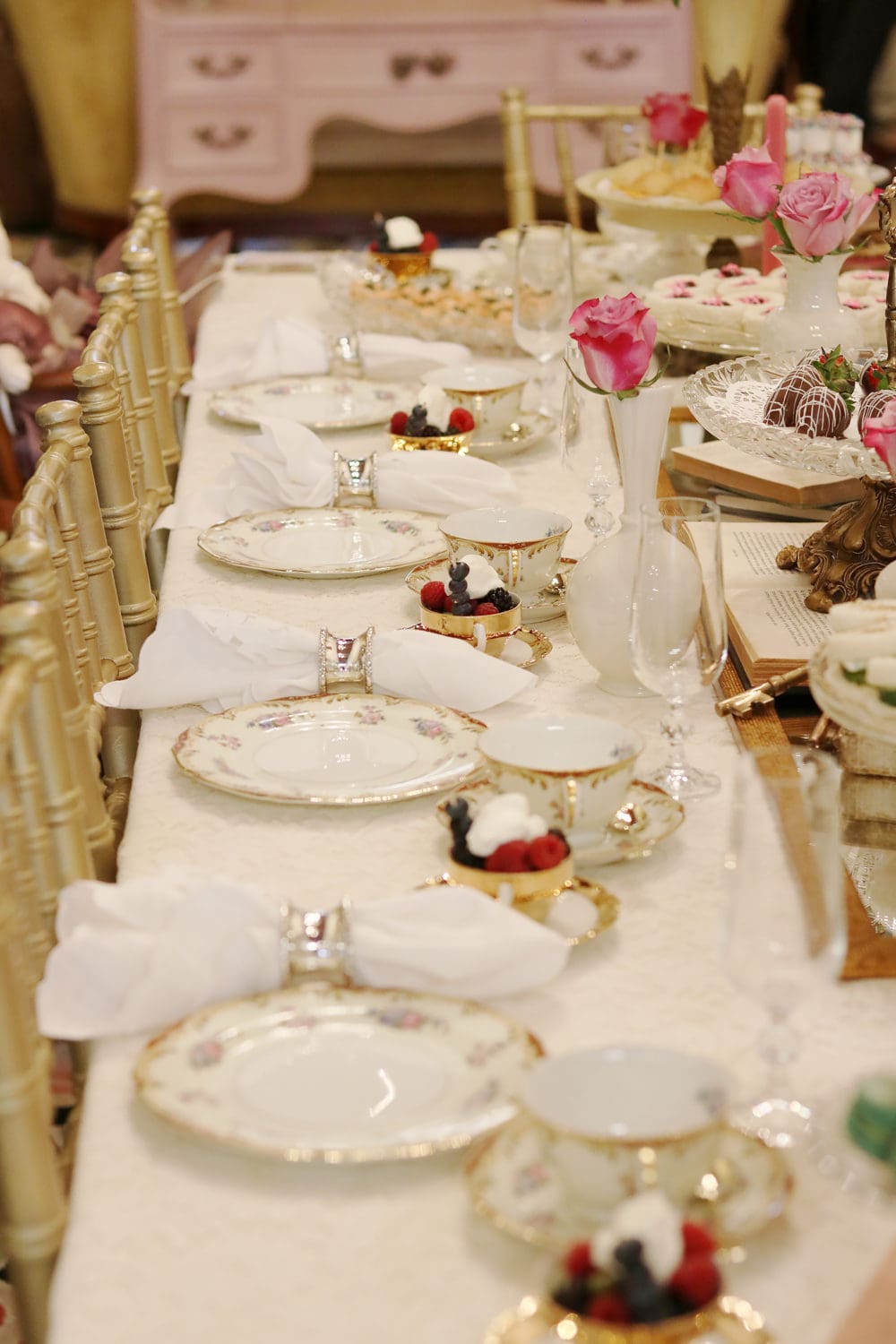 The Perfect Vintage Tea Party - Darling Darleen | A Lifestyle Design Blog